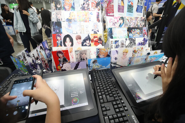 Webtoon Entertainment and Kakao Entertainment Struggle in Domestic Market