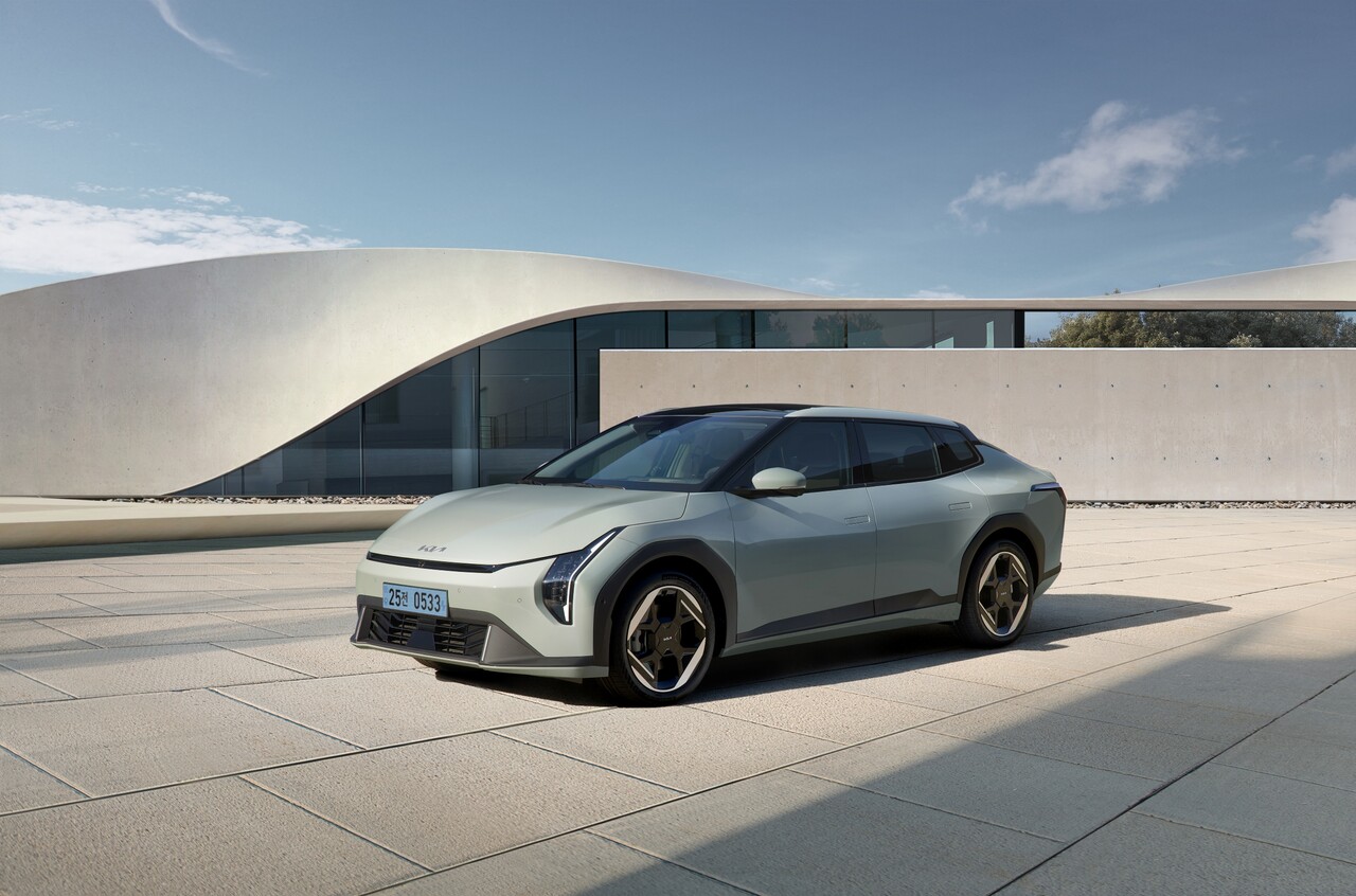 약속 지킨 기아, 전기차 'EV4' 3천만원대로 출시