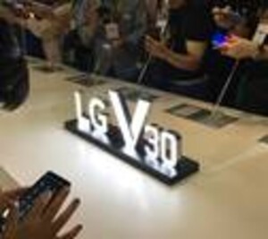 [IFA 2017] 아이폰6S를 아령으로 만들어버린 LG V30…사진·동영상 강점 도드라져