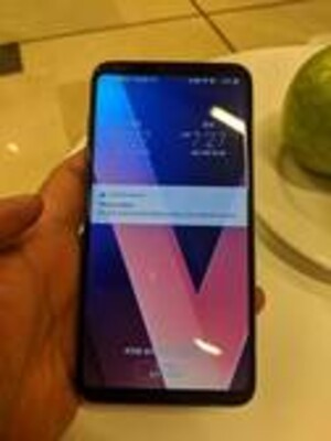 [MWC 2018] AI 강화한 LG V30S 씽큐 써보니…사물 자동인식·쇼핑까지 한방에